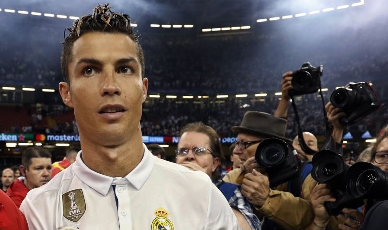 Ronaldo onthult nieuw kapsel, fans worden gek: 'Hij lijkt op Barack ...