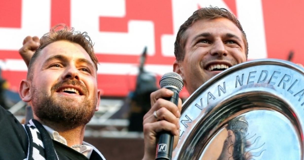 Lachende Zoet reageert op 'mongolen'-opmerking Derksen: "Proost, Johan!" | Voetbalprimeur