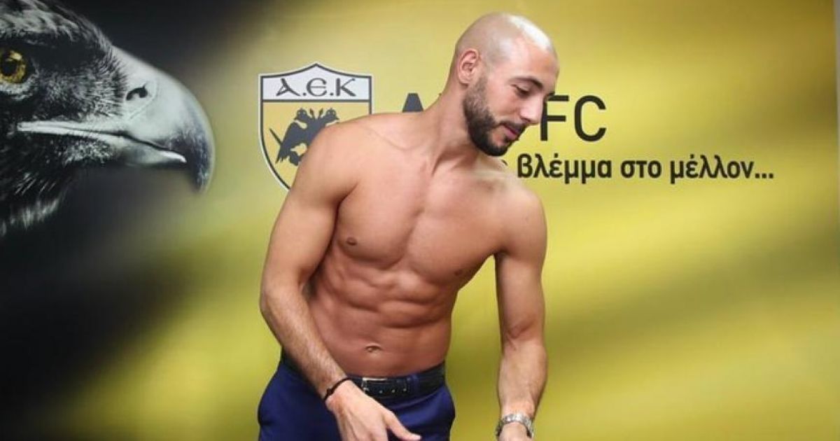 Bijzonder fitte Amrabat wekt verbazing bij AEK: "Nog nooit zo'n lichaam ...