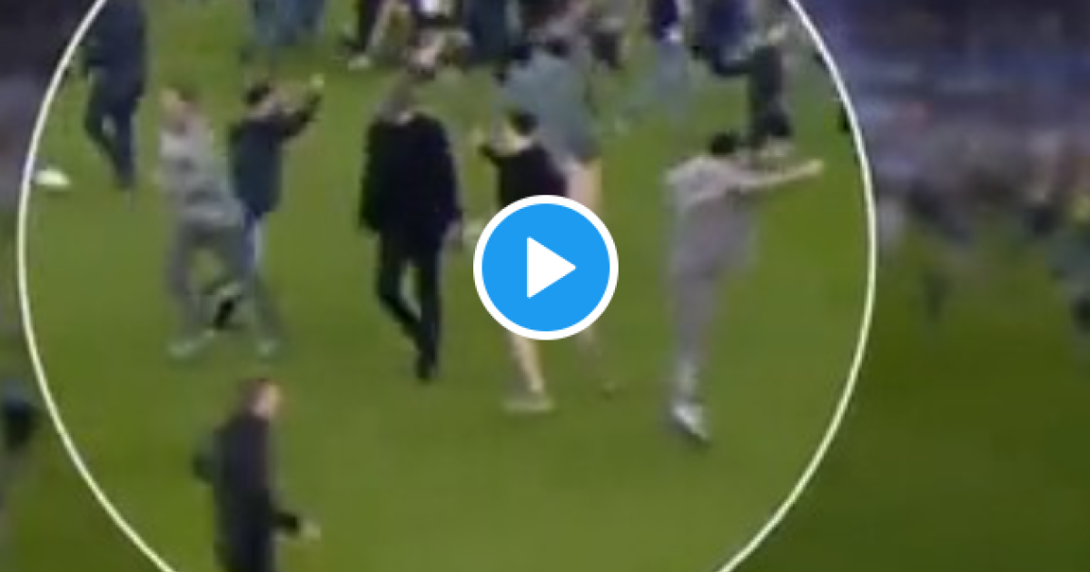 Vieira schopt fan tegen de grond tijdens pitch invasion Everton ...