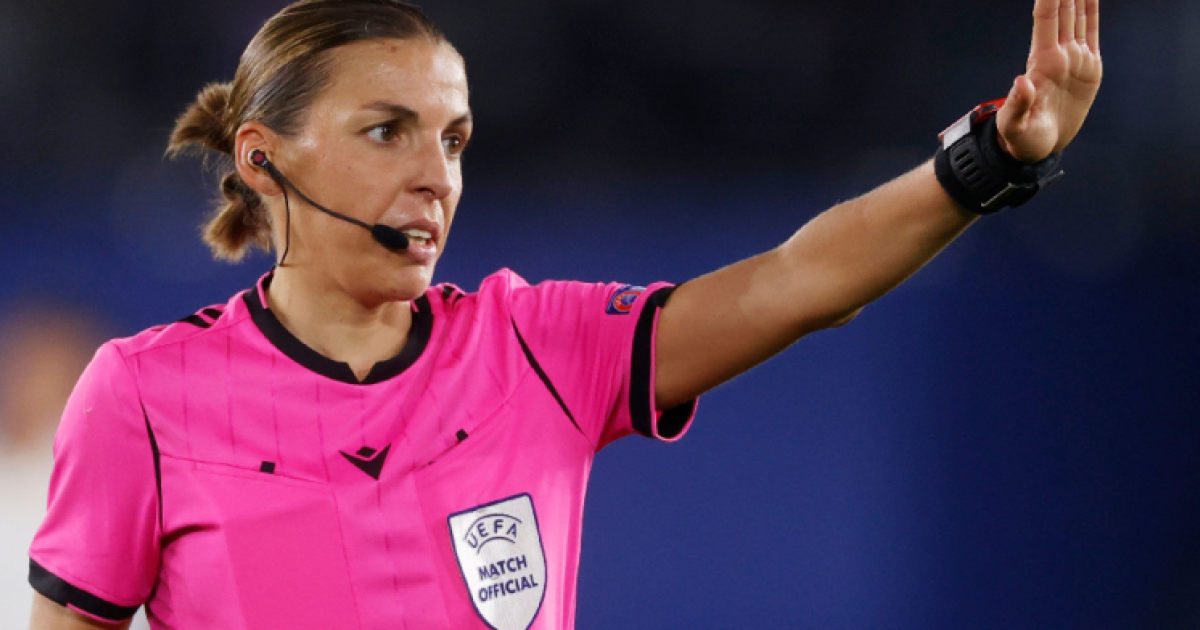 Primeur in Qatar: eerste vrouwelijke scheidsrechter krijgt duel op het ...