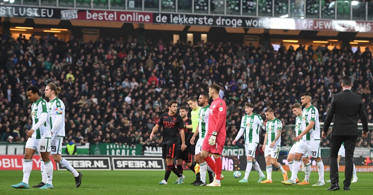 FC Groningen - NEC definitief gestaakt nadat grensrechter bekogeld wordt met beker - Voetbalprimeur